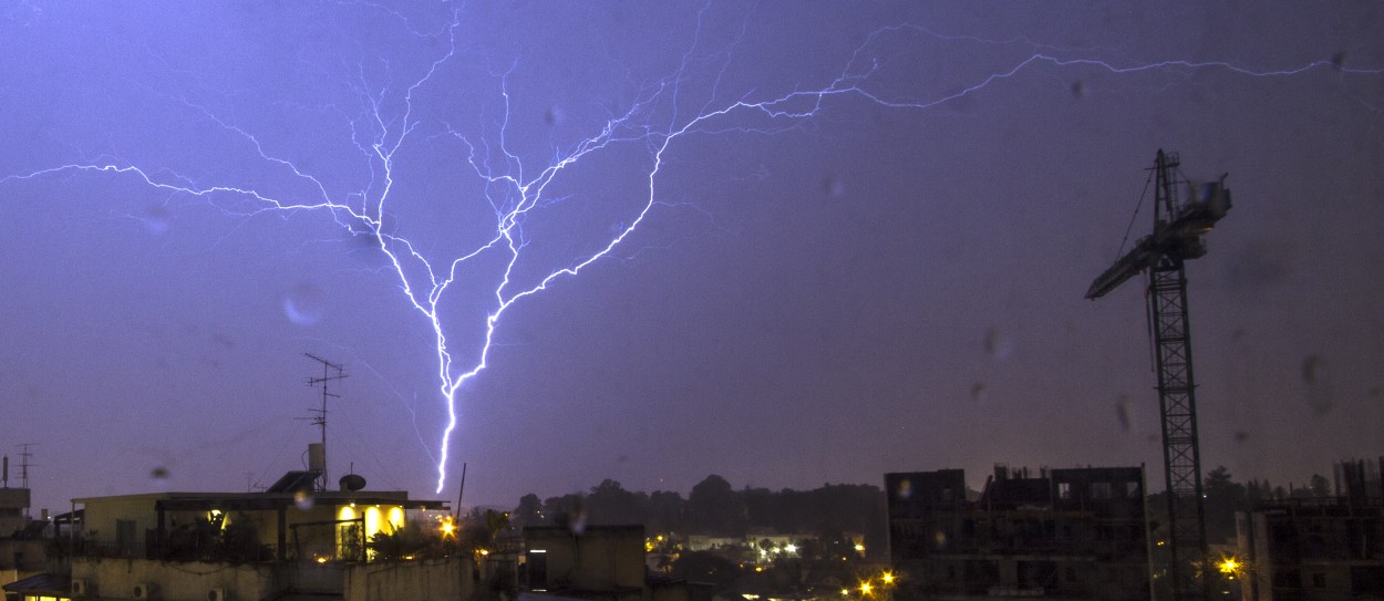 VIDEO: Captan impactante tormenta de rayos invertidos
