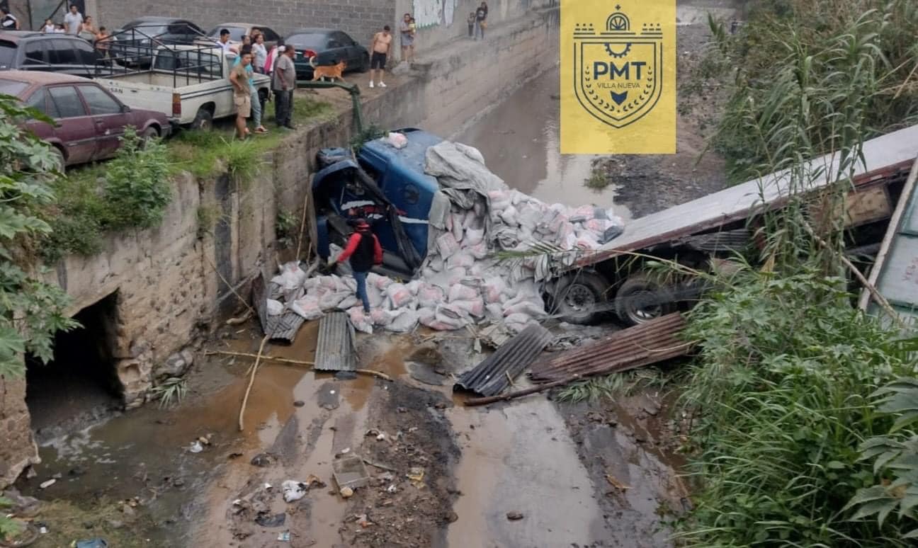Tráiler pierde el control y cae al río Villalobos, Villa Nueva