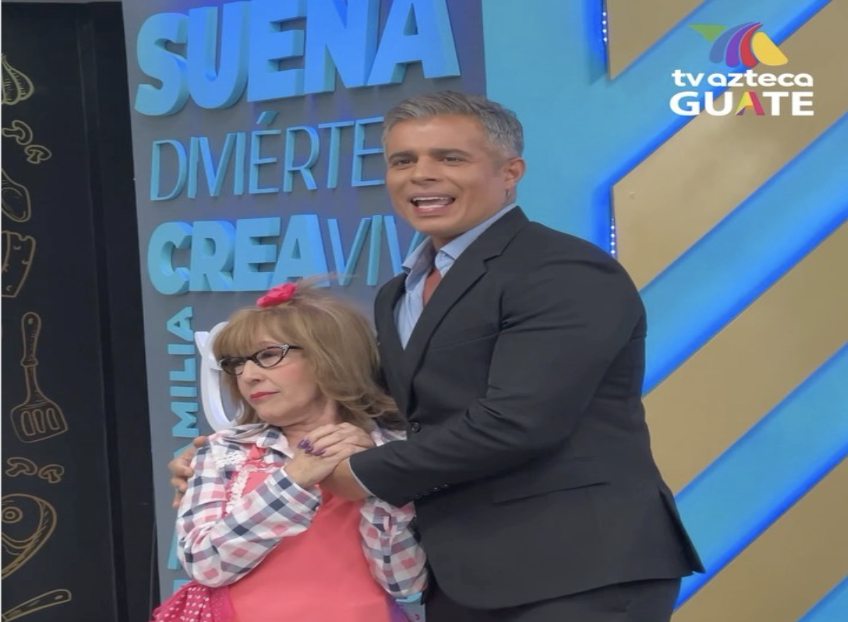 Los conductores de Café AM causan sensación al darse un beso