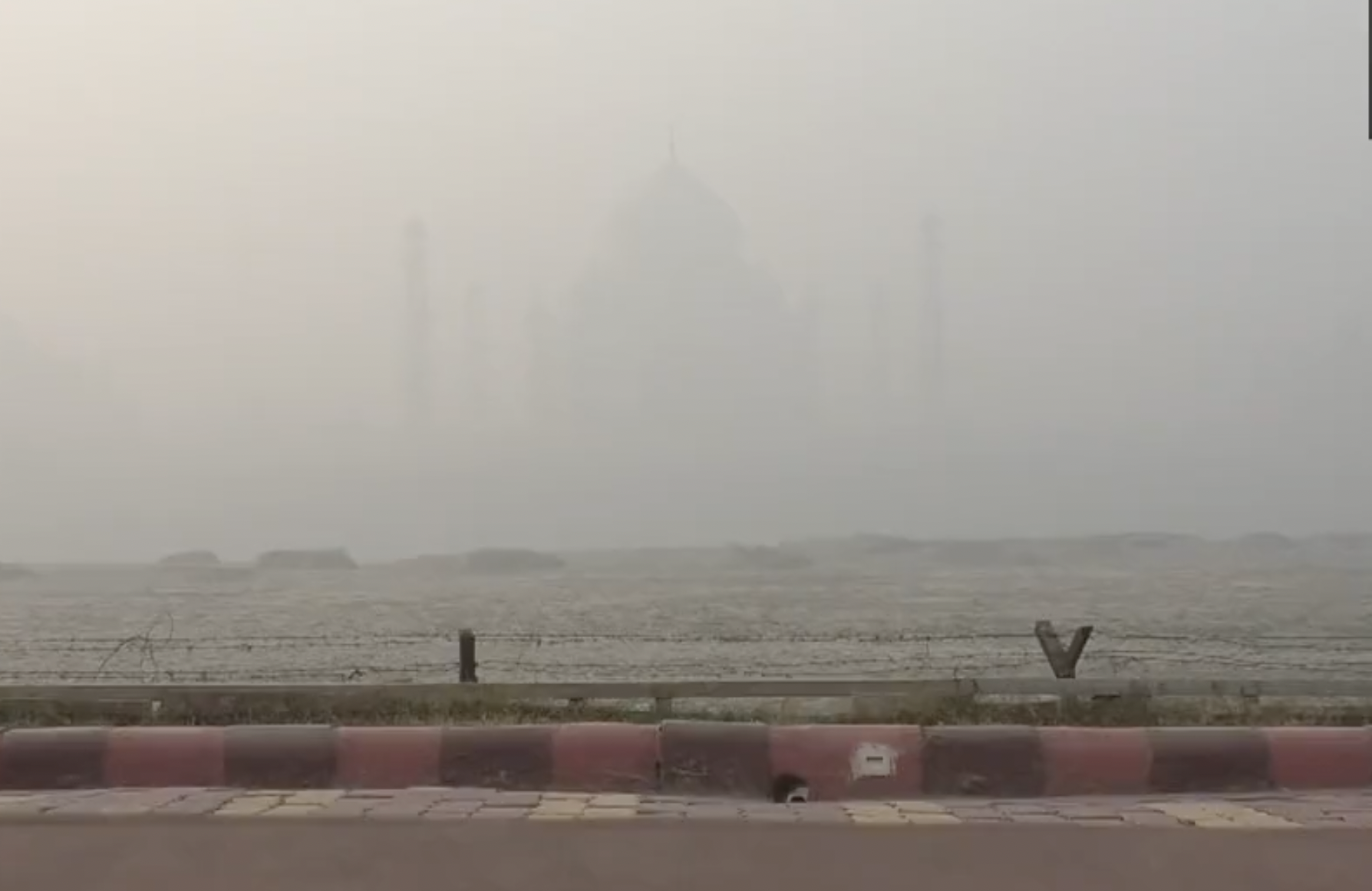 Taj Mahal "desaparece" por severa contaminación