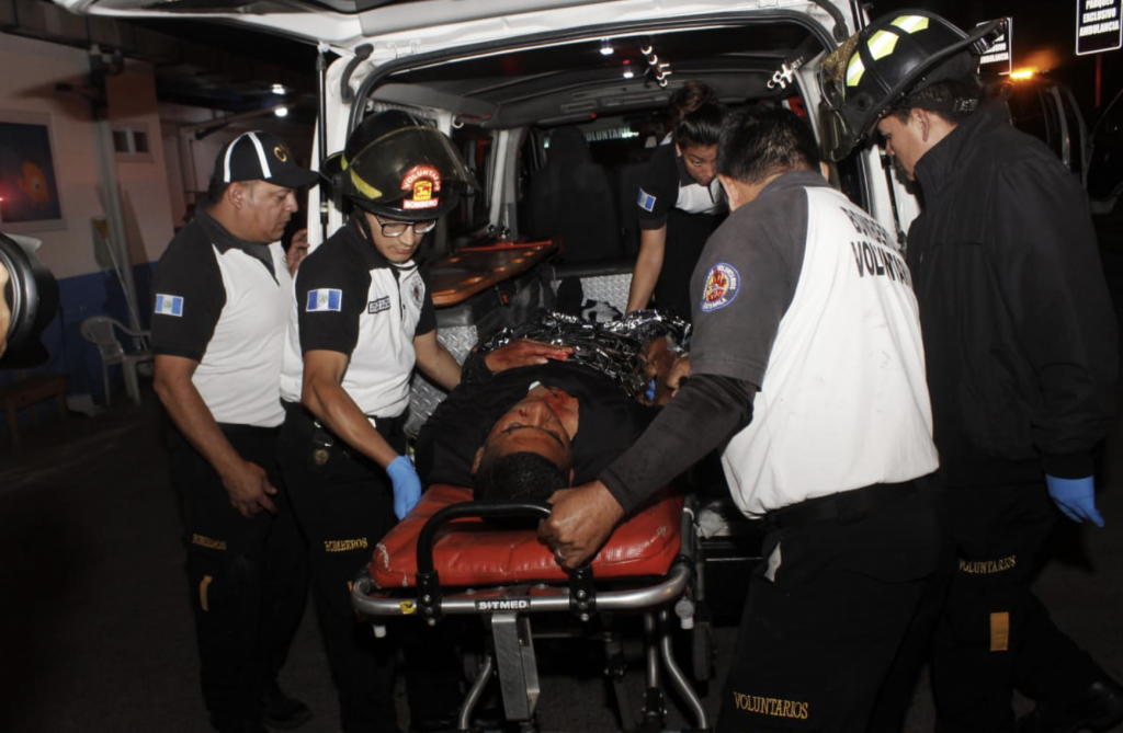 ¡Explota granada! Bomberos trasladan a cuatro personas heridas