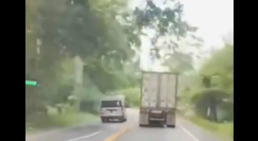 VIDEO: Microbús se salva de chocar contra un trailer