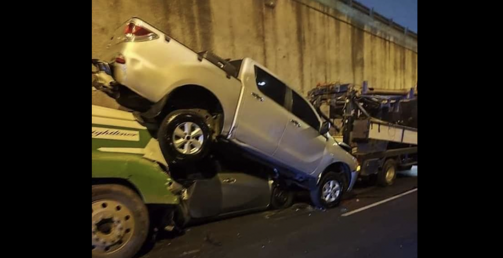 ¡Múltiple accidente! Trailer impacta contra varios vehículos