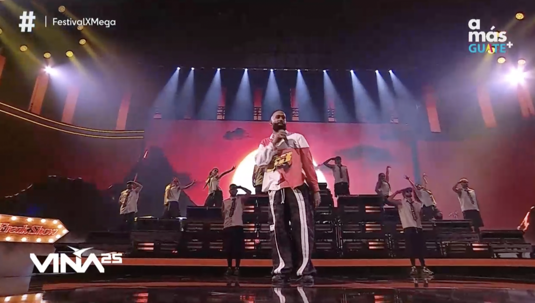 VIDEO: Eladio Carrión debuta en Viña 2025 con su inigualable flow ...