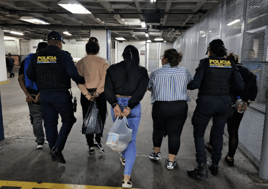 Capturan a la banda “Los Chaparros” cuando robaban en centro comercial