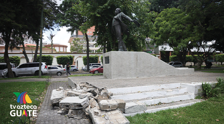 Evaluan daños en monumento Miguel Ángel Asturias tras accidente vial
