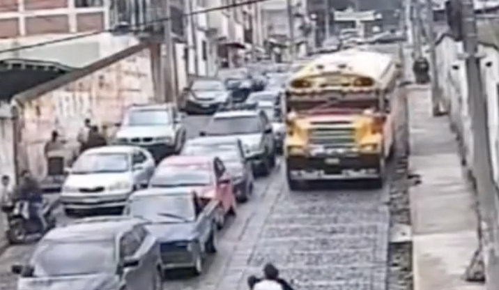 Piloto quiso evitar hacer fila y terminó chocando con un auto