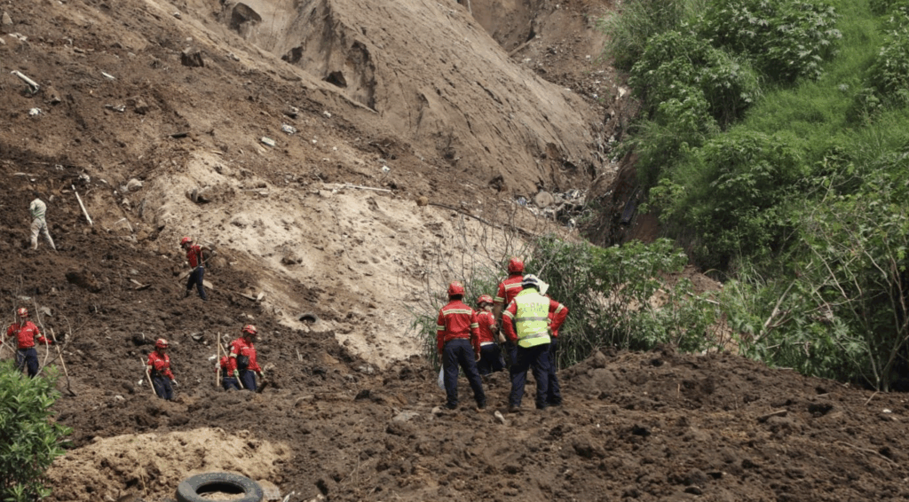 Deslizamiento de tierra deja a hombre soterrado a orillas del río ...