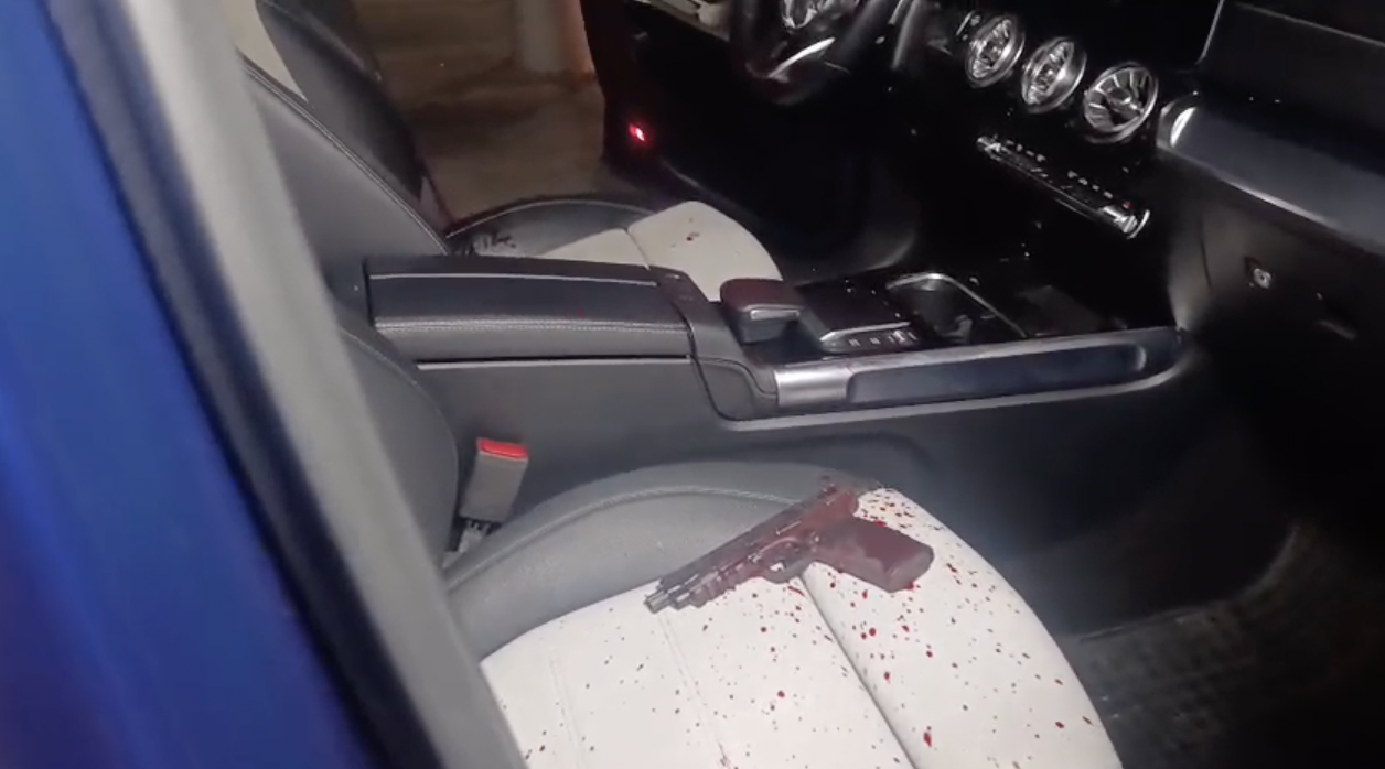 Hombre se dispara en la cabeza dentro del parqueo de un centro comercial